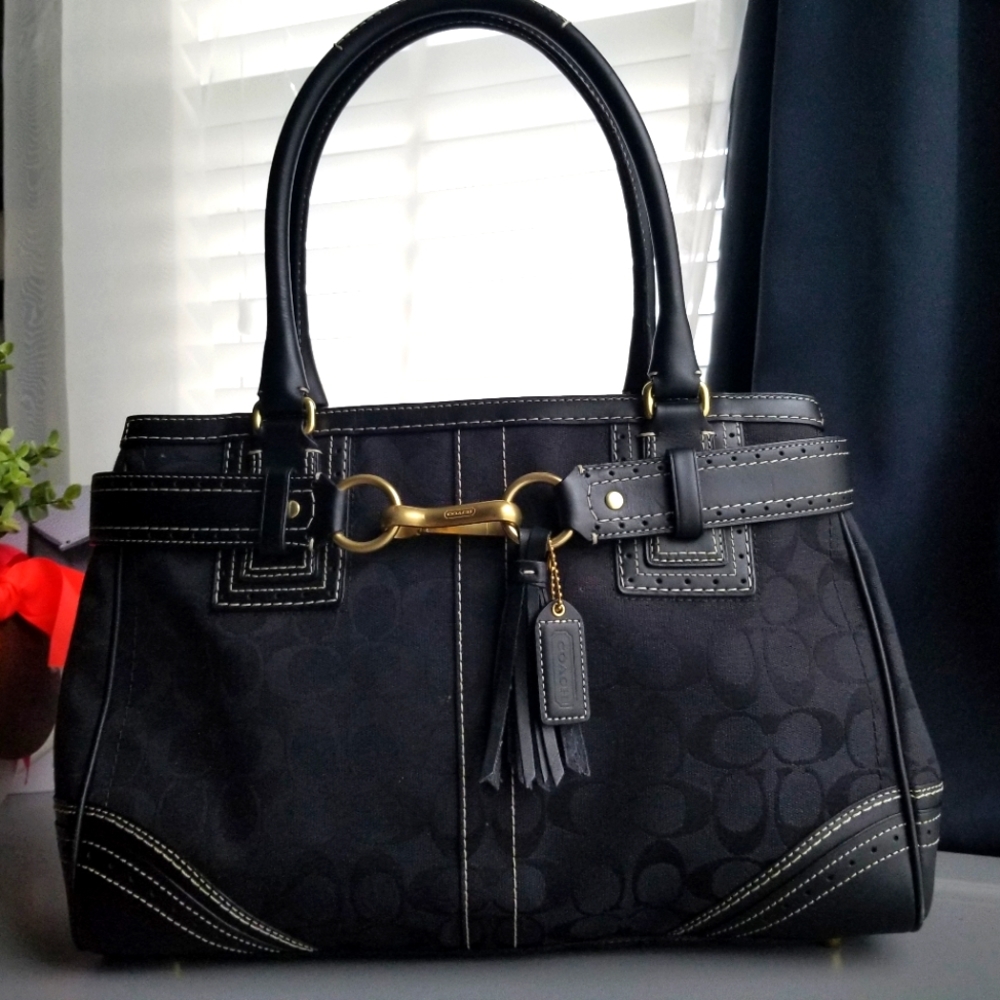 Coach / Black Coach Signature Purse - Gem